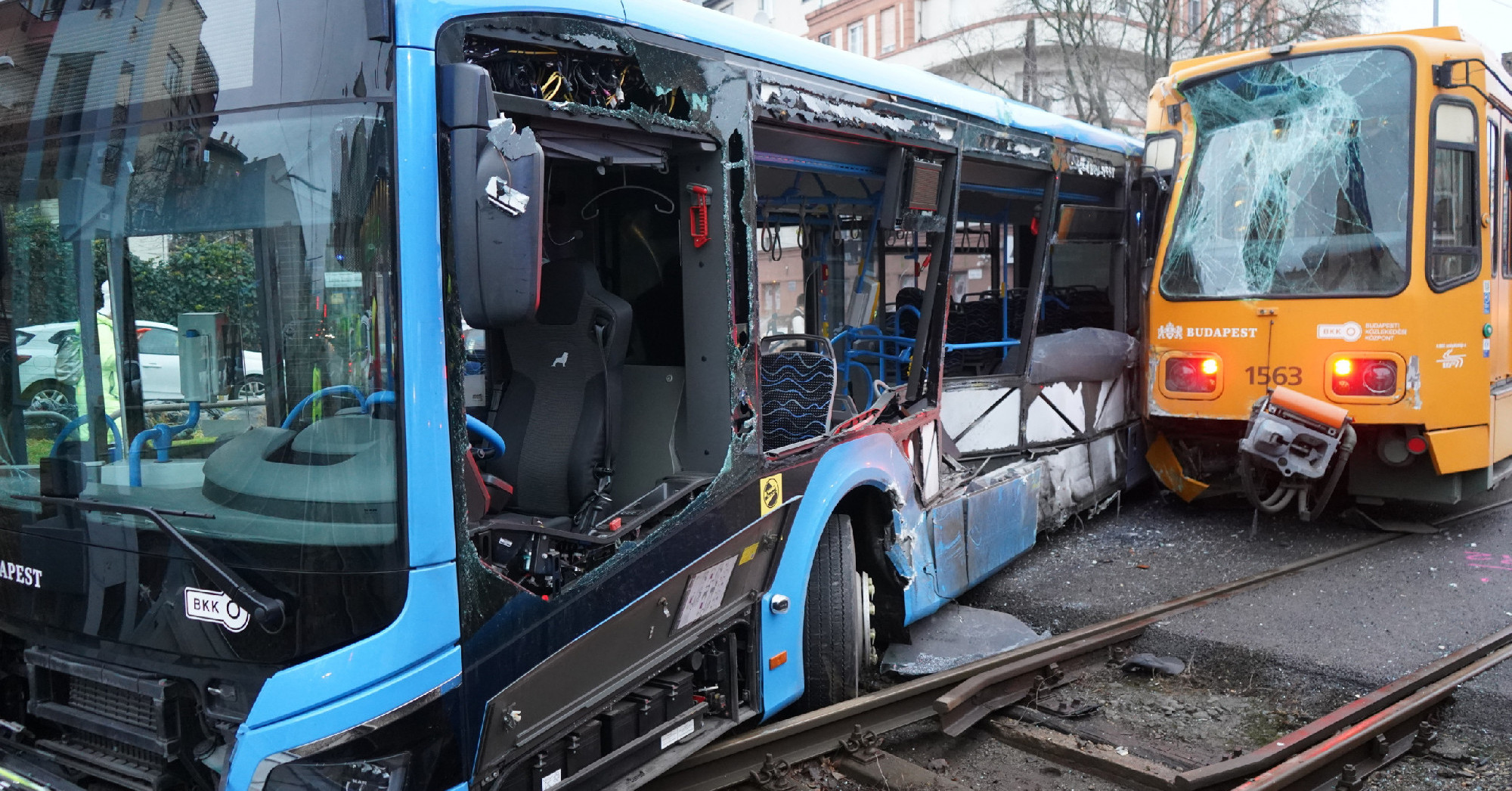 Busz ütközött villamossal, életveszélyes állapotban vittek kórházba egy utast | Magyar Narancs