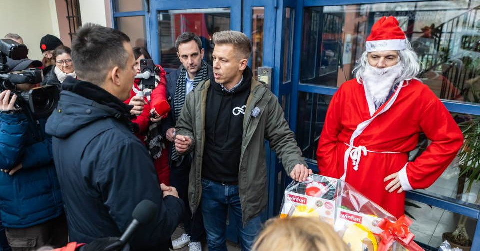 Egymásra mutogat az államtitkár és Magyar Péter, hogy ki nem akarta aláírni az adományozási ...